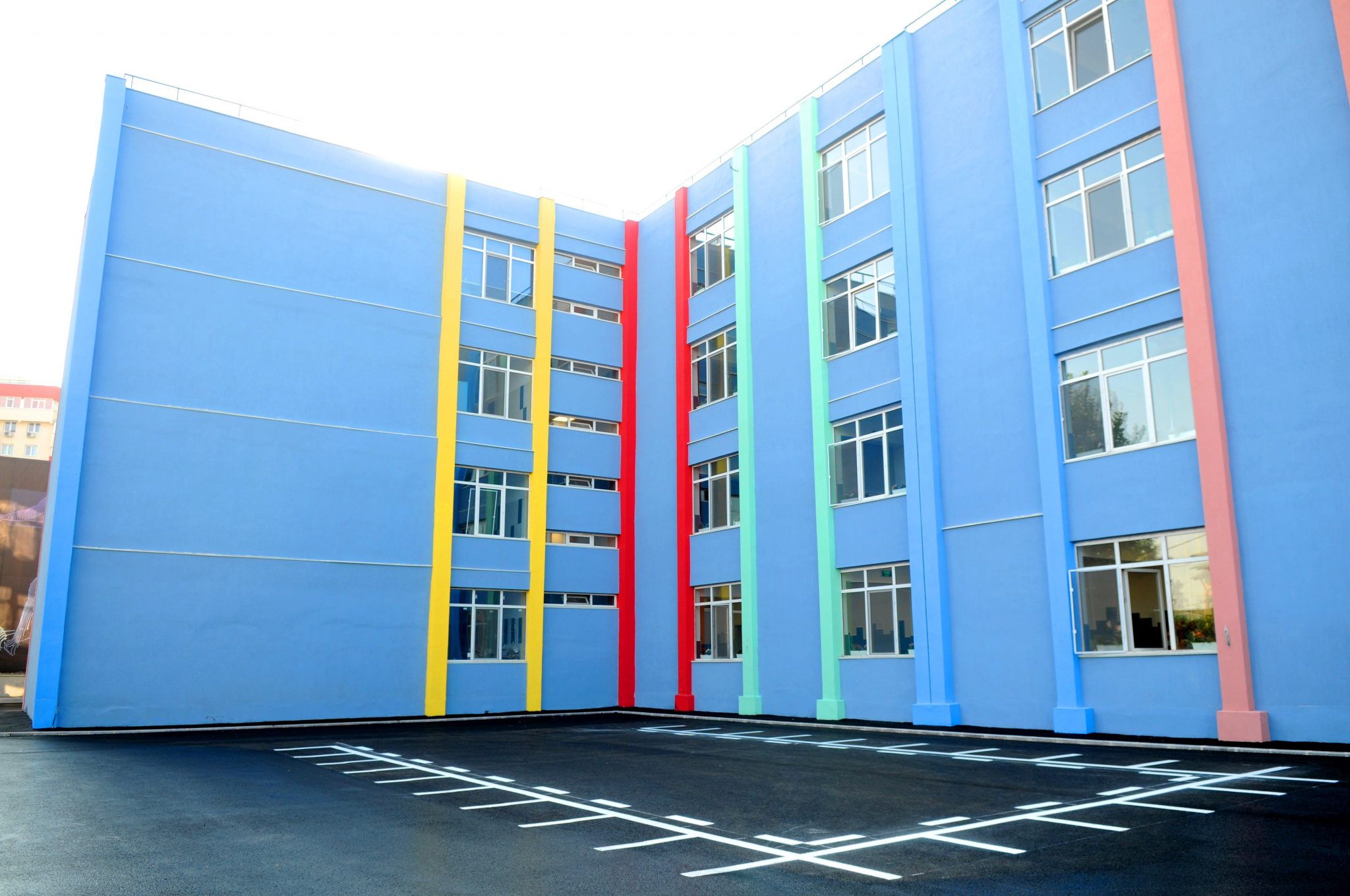 Primul liceu cu grădină pe perete, inaugurat astăzi în Sectorul 4 ...